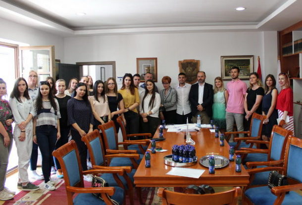 Prijem i novčane nagrade za đaka generacije i odlikaše - 058.ba | 058.ba